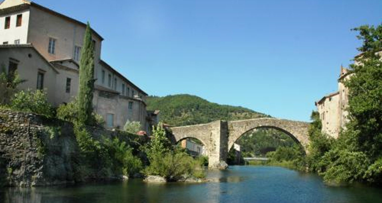 LUSSAN - Domaine des Barons de la Chasse dans le Gard LUSSAN - Domaine des Barons de la Chasse dans le Gard